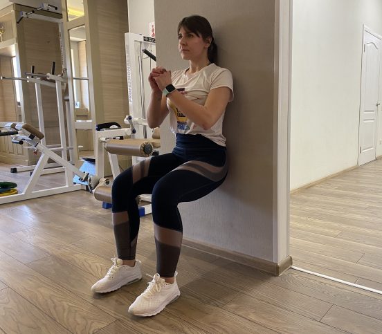 13 Amazing Wall Sit Benefits: Technique and Tips | MuscleLead