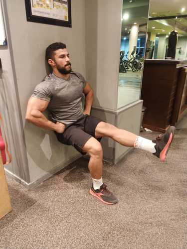 13 Amazing Wall Sit Benefits: Technique and Tips | MuscleLead